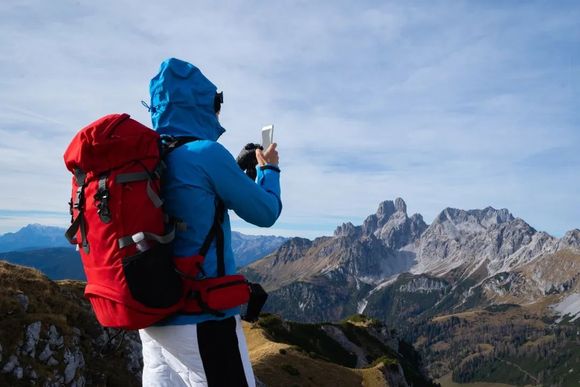 始祖鸟，中产的烧钱鸟-Jiemian Global